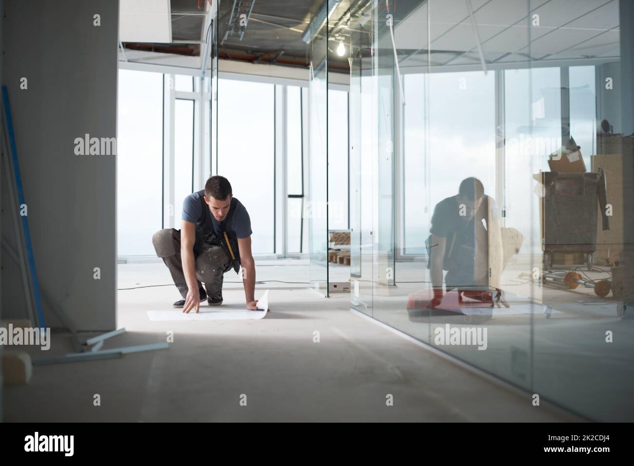 Construction worker reading plans hi-res stock photography and images ...