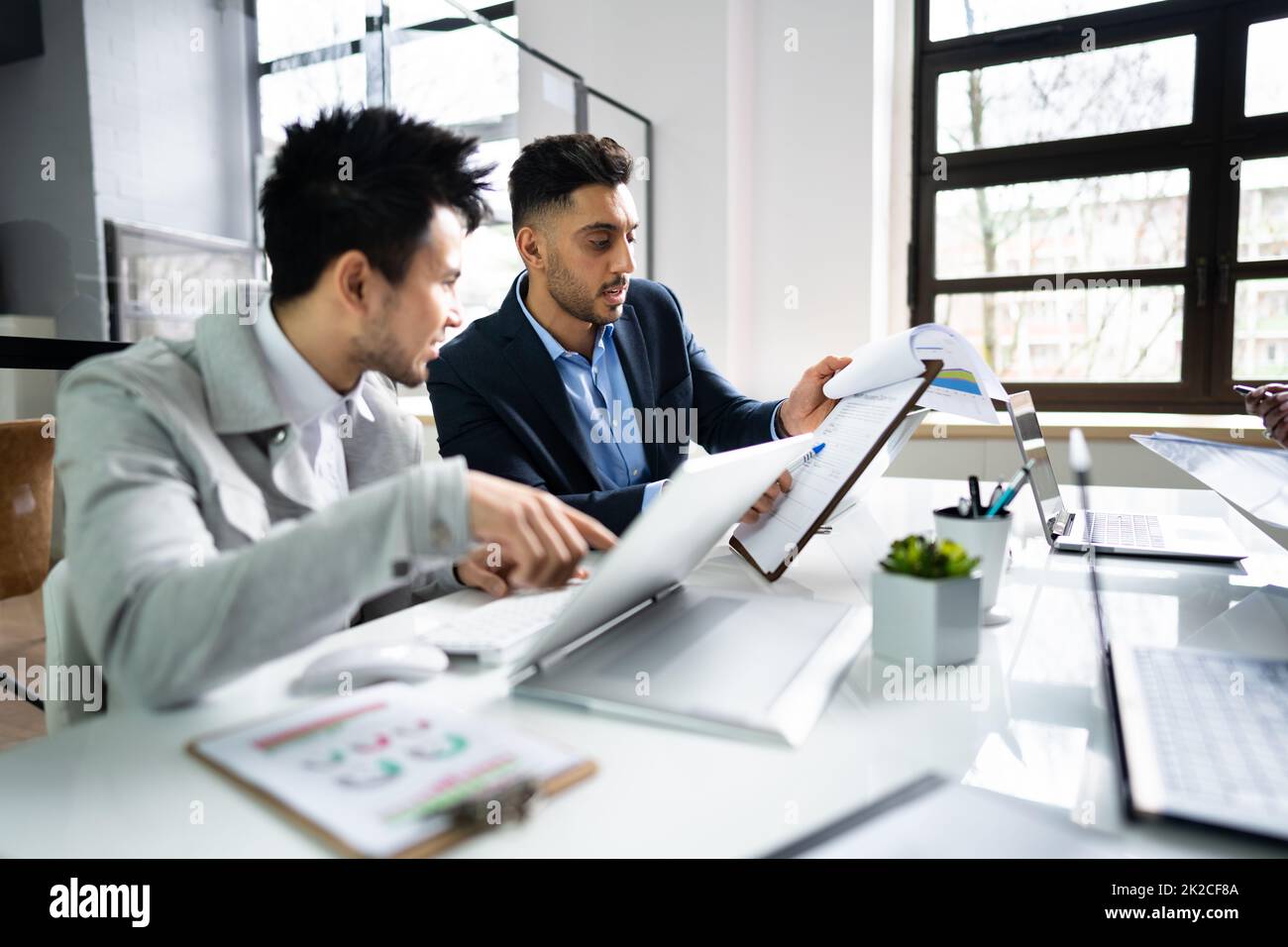 Computer analysts hi-res stock photography and images - Alamy