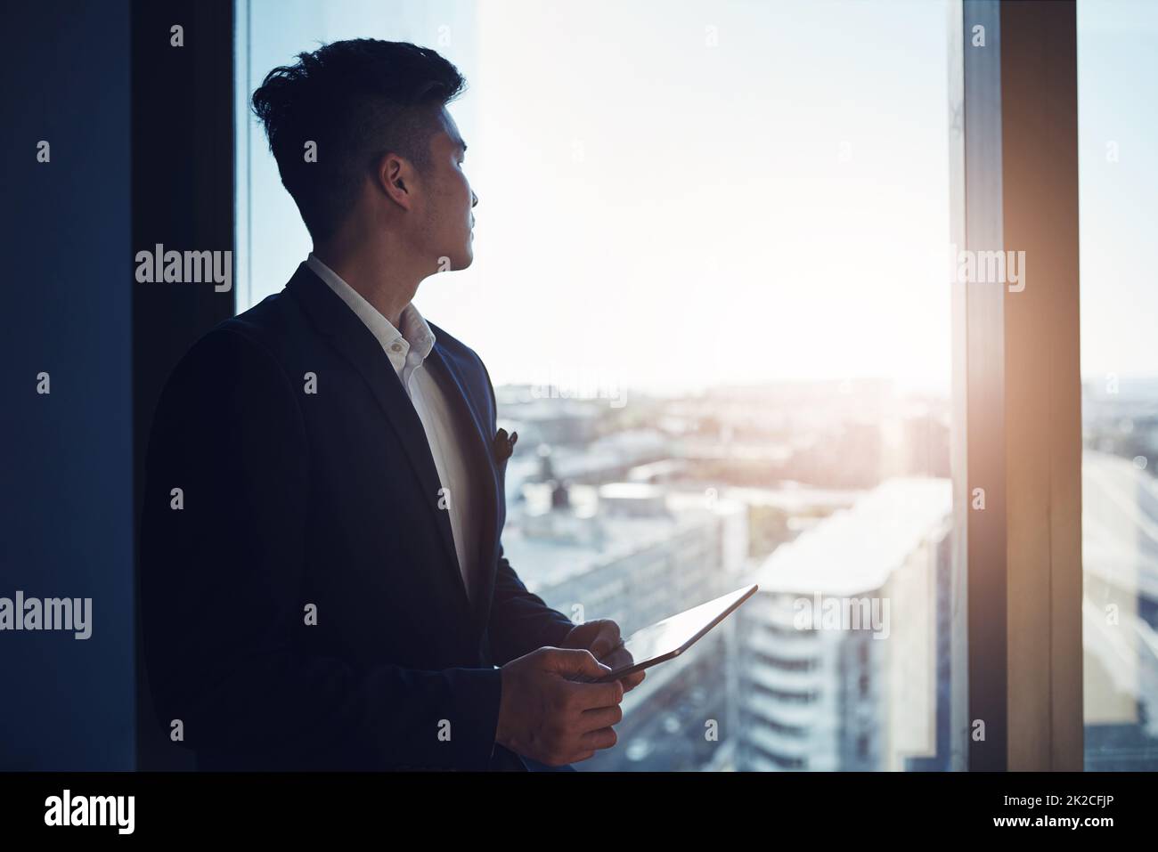 Look looking out of window hi-res stock photography and images - Alamy