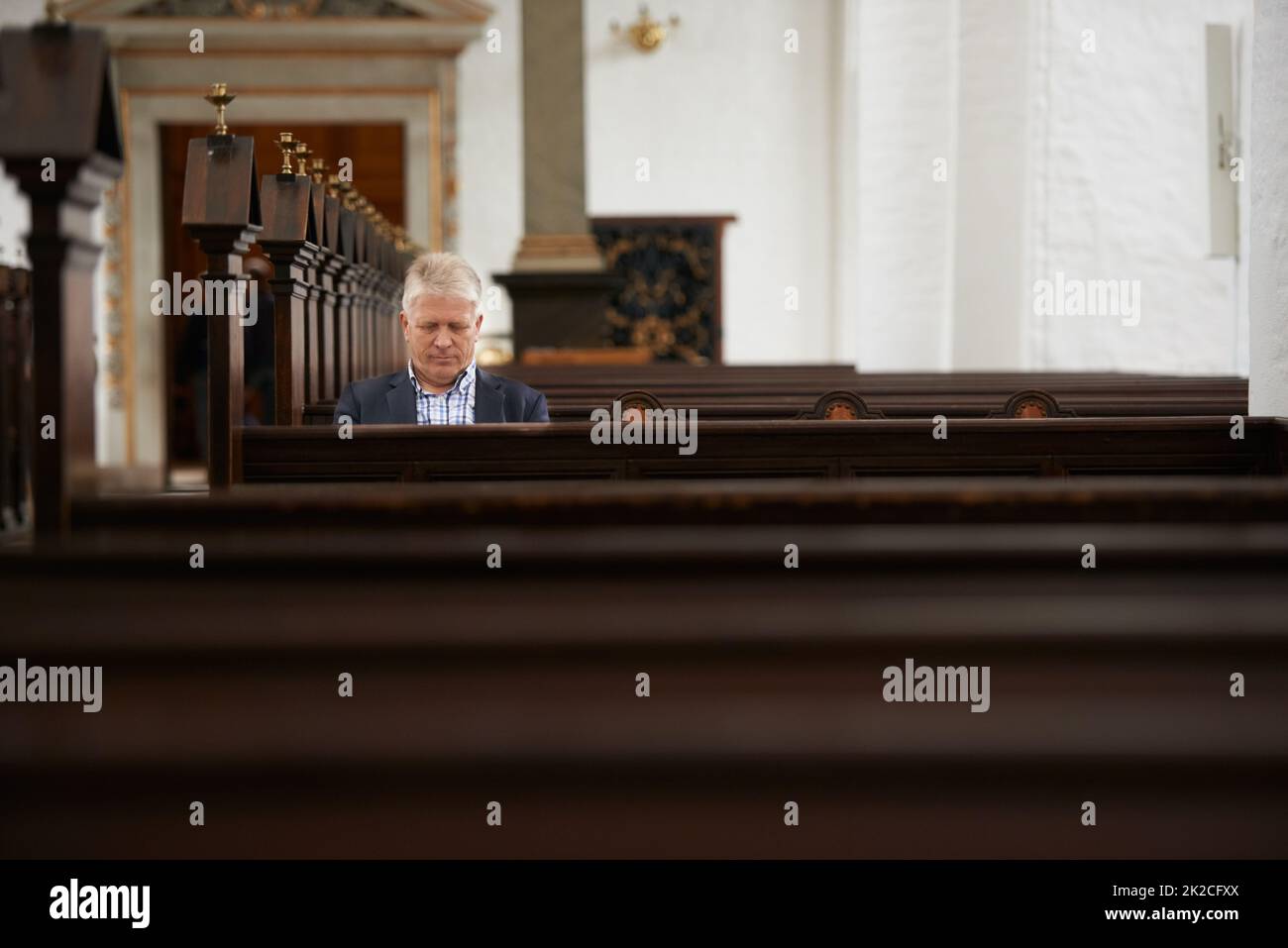 Men sitting in church pews hi-res stock photography and images - Alamy