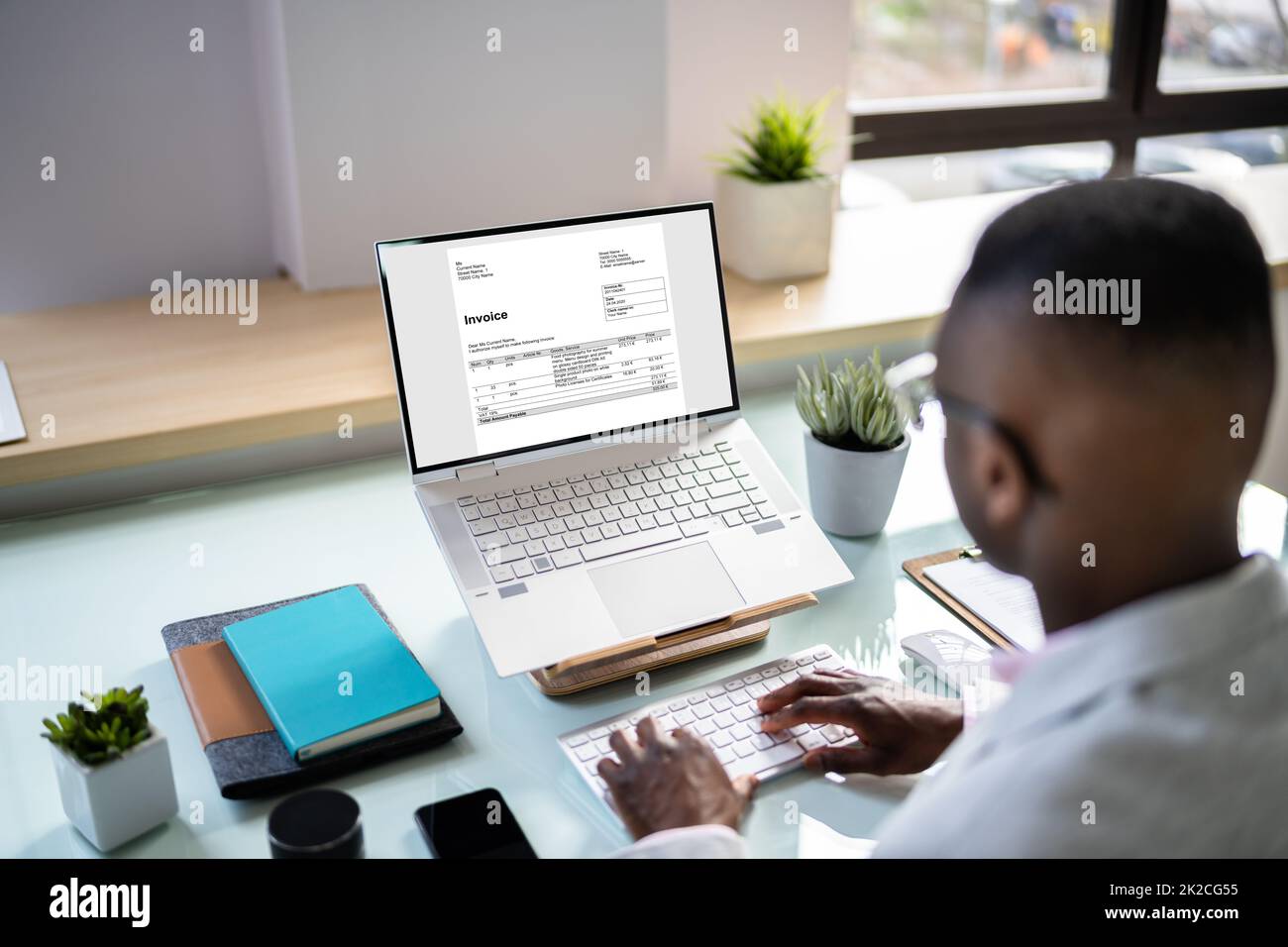 E Invoice Business Management. Accountant Stock Photo - Alamy