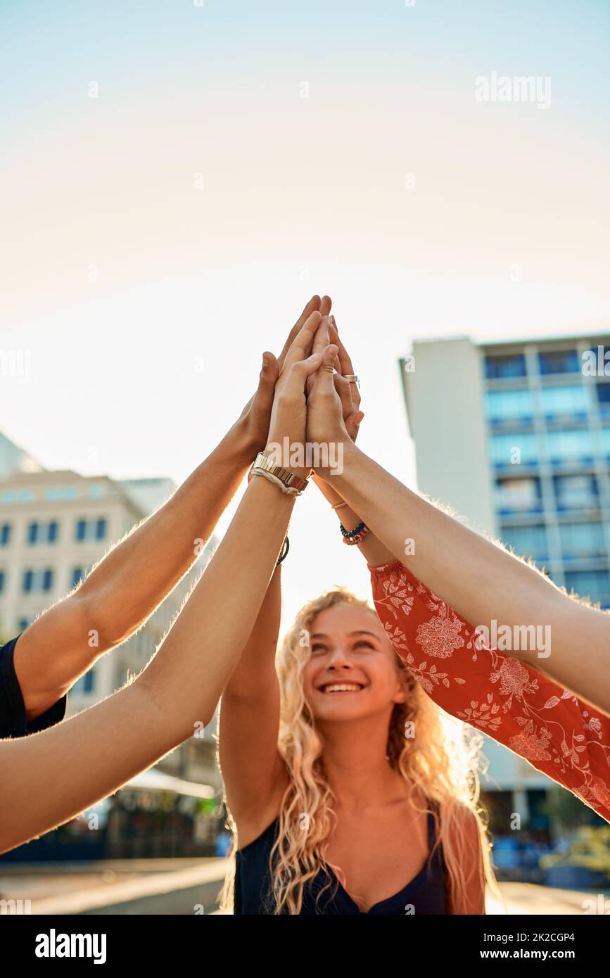 Friends high fiving hi-res stock photography and images - Alamy