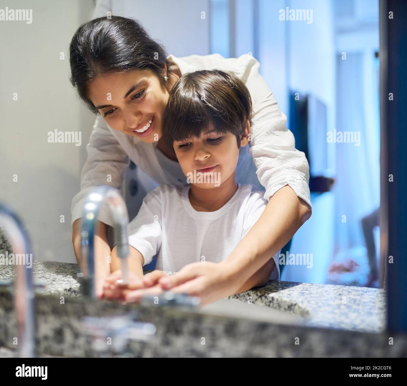Kids wash hands hi-res stock photography and images - Alamy