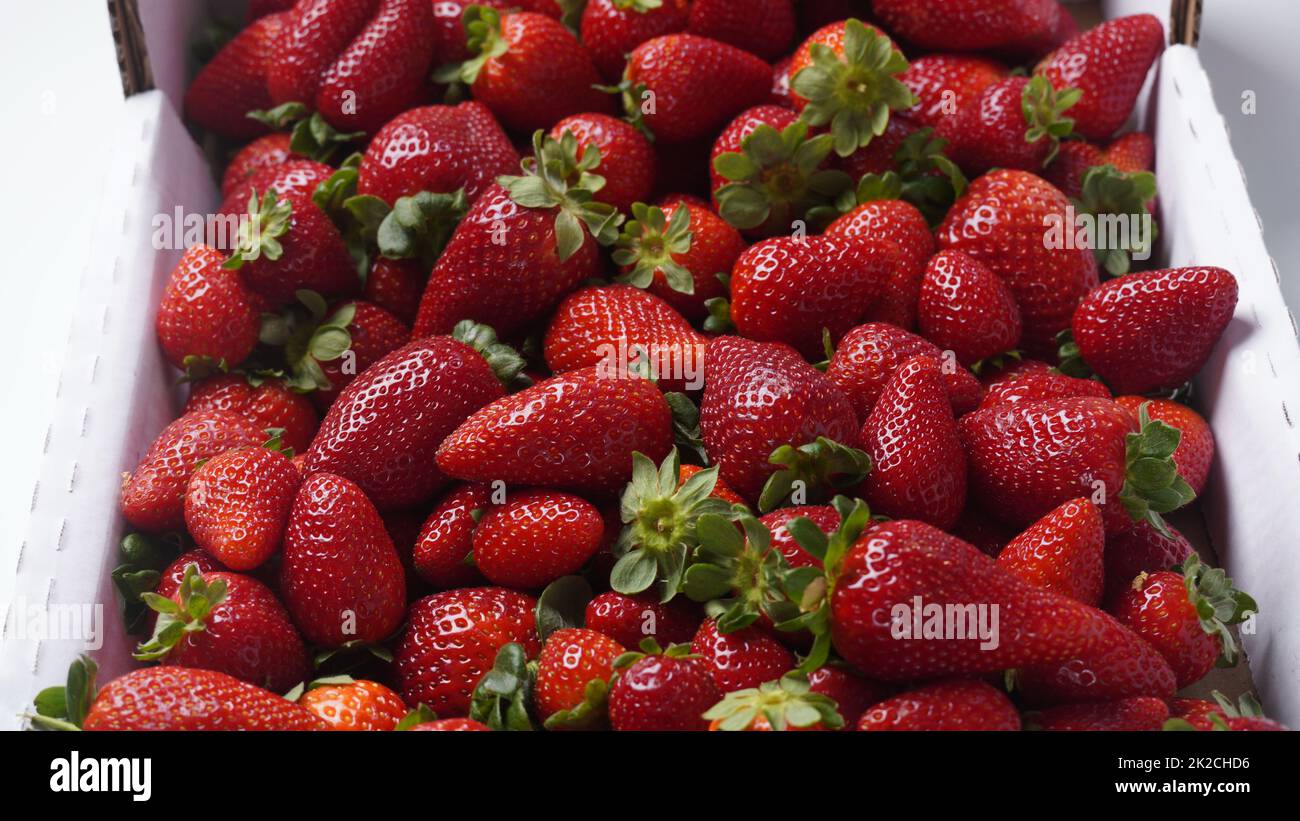 Strawberries in box fruits hi-res stock photography and images - Alamy