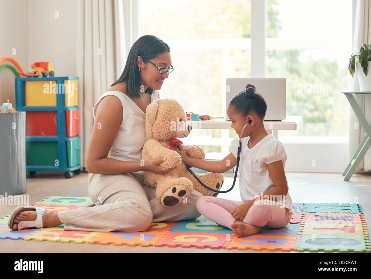 Children playing doctor and patient hi-res stock photography and images ...