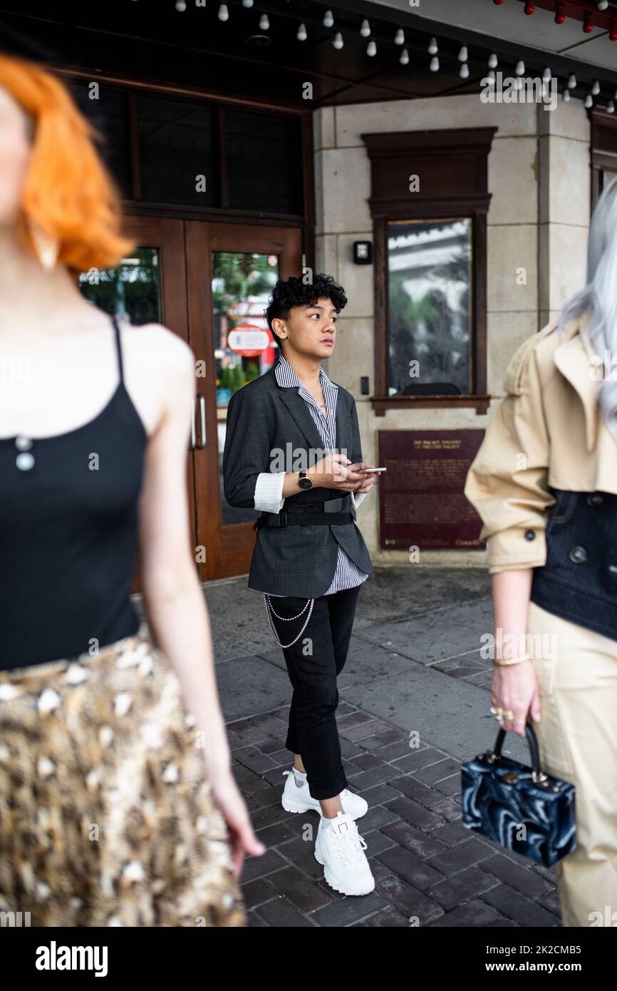 People waiting outside movie theater hi-res stock photography and ...