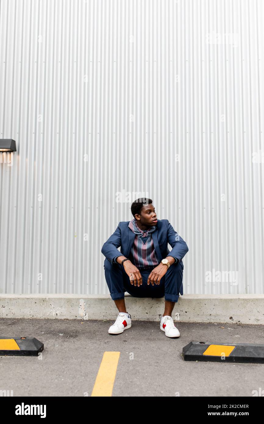 Man sitting on curb hi-res stock photography and images - Alamy