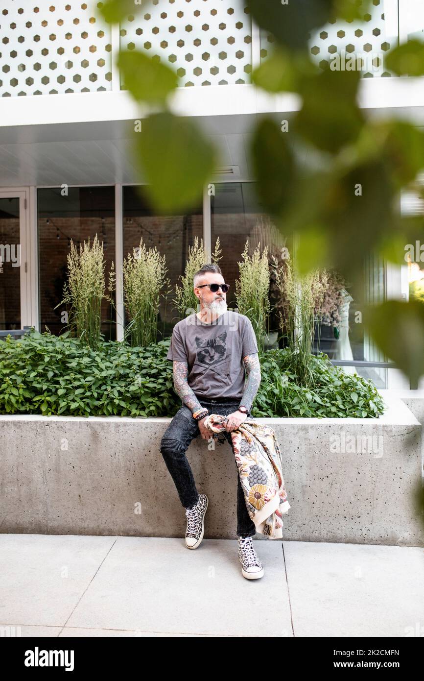 Man sitting outside hi-res stock photography and images - Alamy