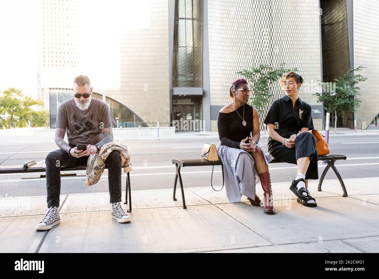 People are sitting on benches hi-res stock photography and images - Alamy