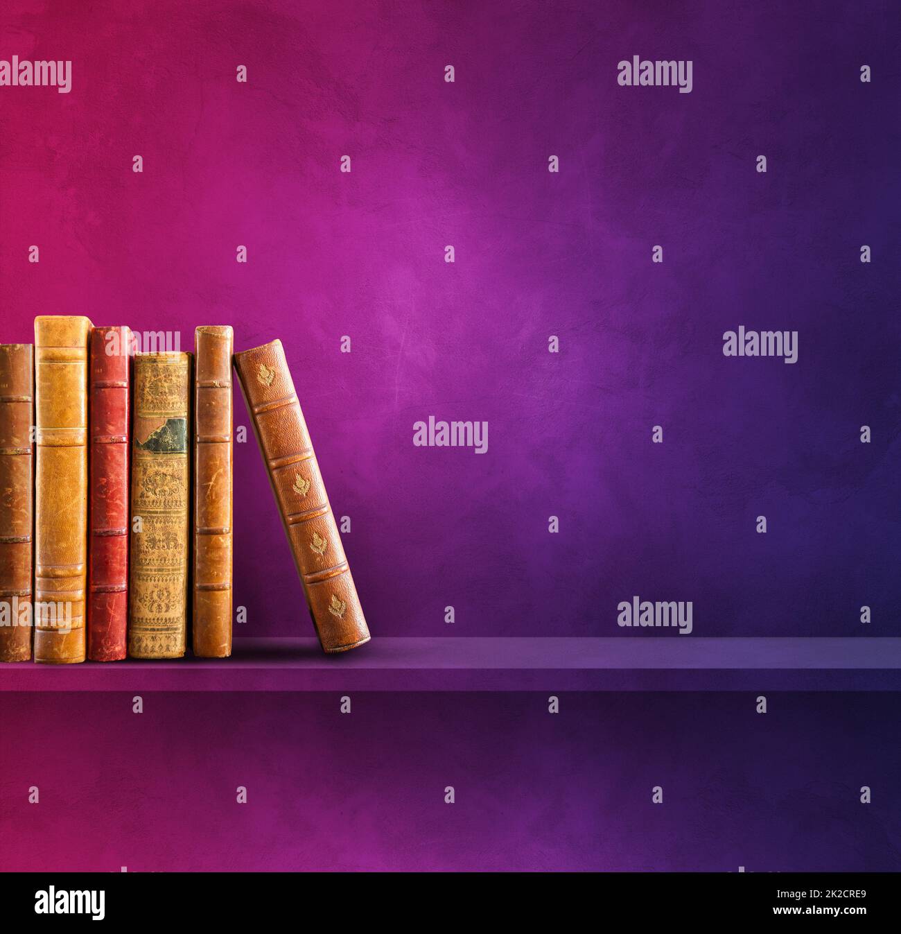 Row of books on shelf hi-res stock photography and images - Alamy