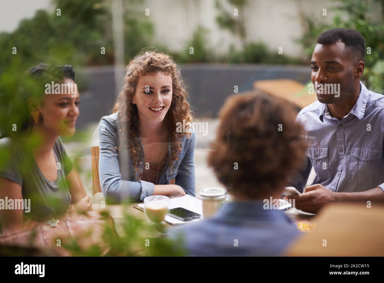 Cafe outside friends young hi-res stock photography and images - Alamy