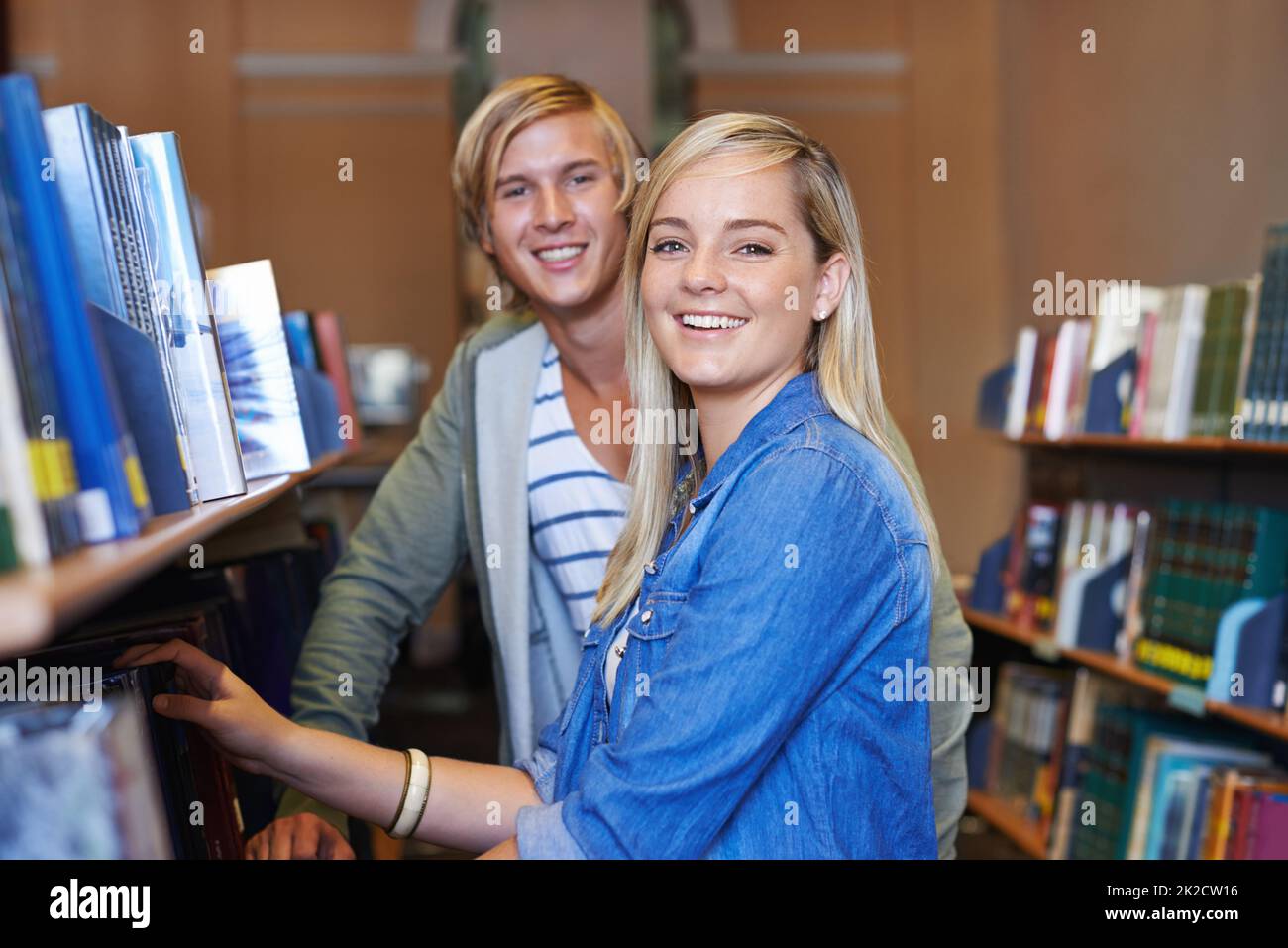 Young couple in library hi-res stock photography and images - Alamy