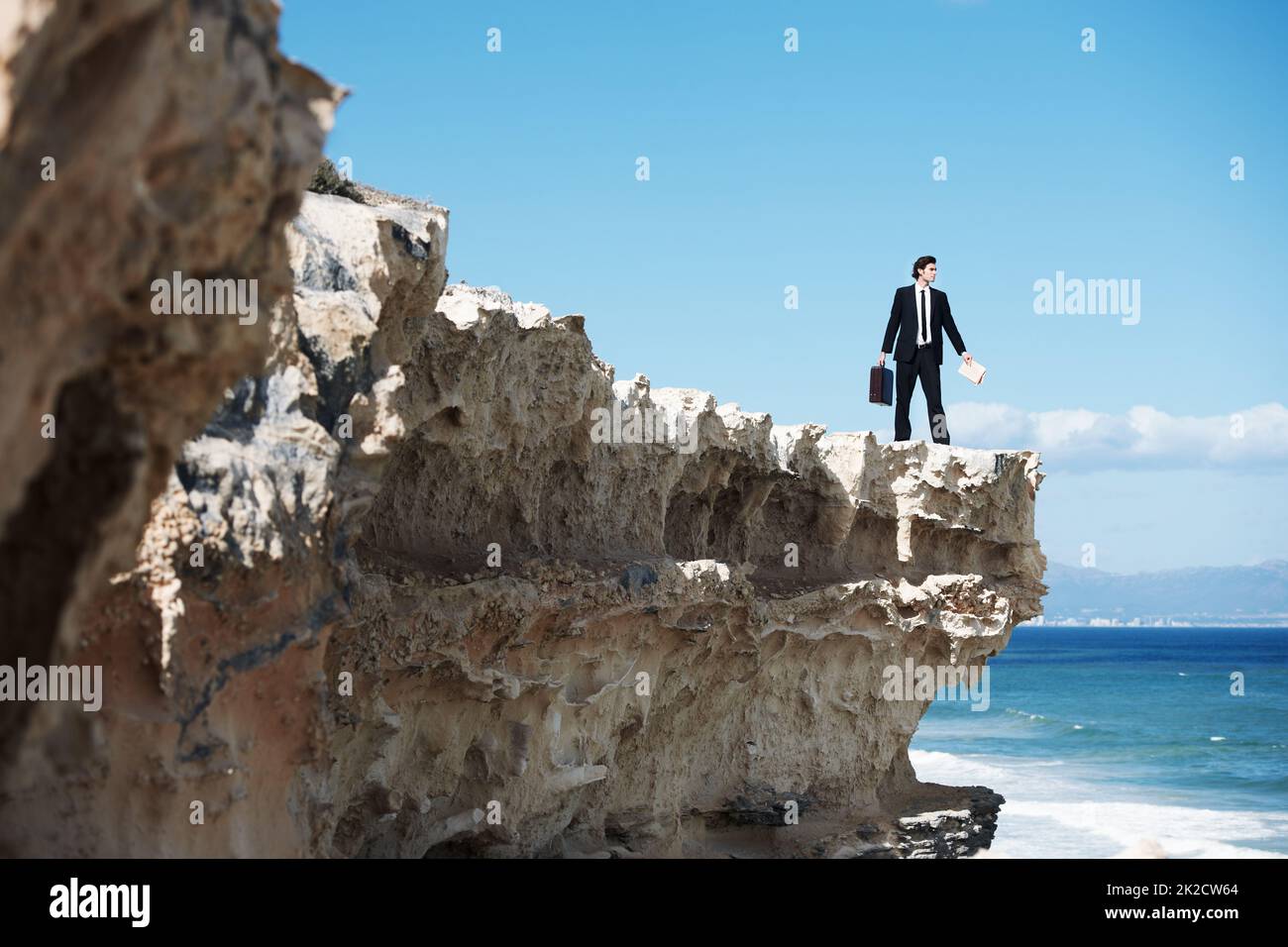 Man looking over a cliff hi-res stock photography and images - Alamy