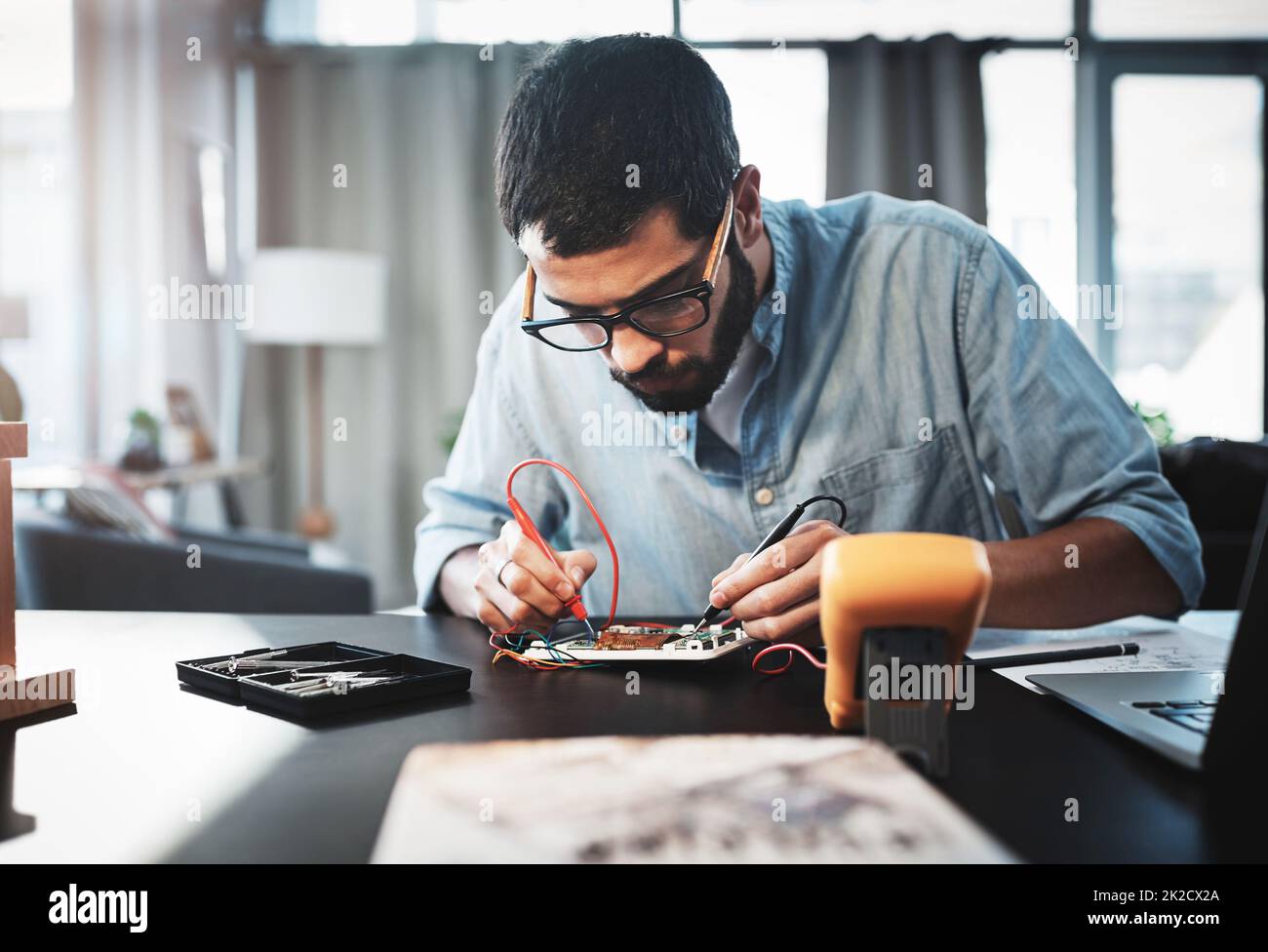 Engineer working from home hi-res stock photography and images - Alamy