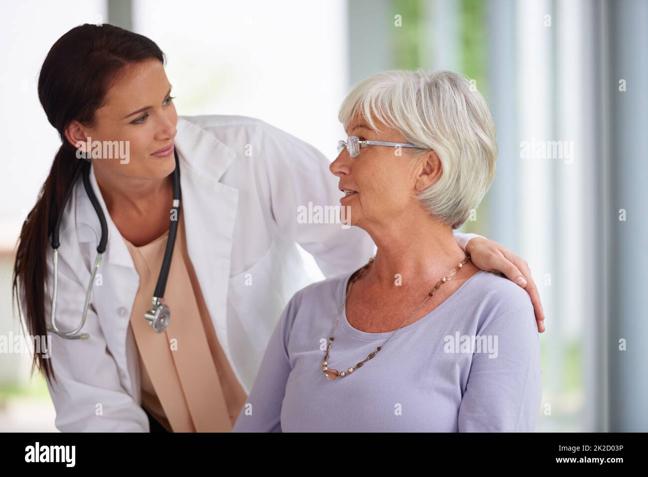 Doctor patient stethoscope checking hi-res stock photography and images ...