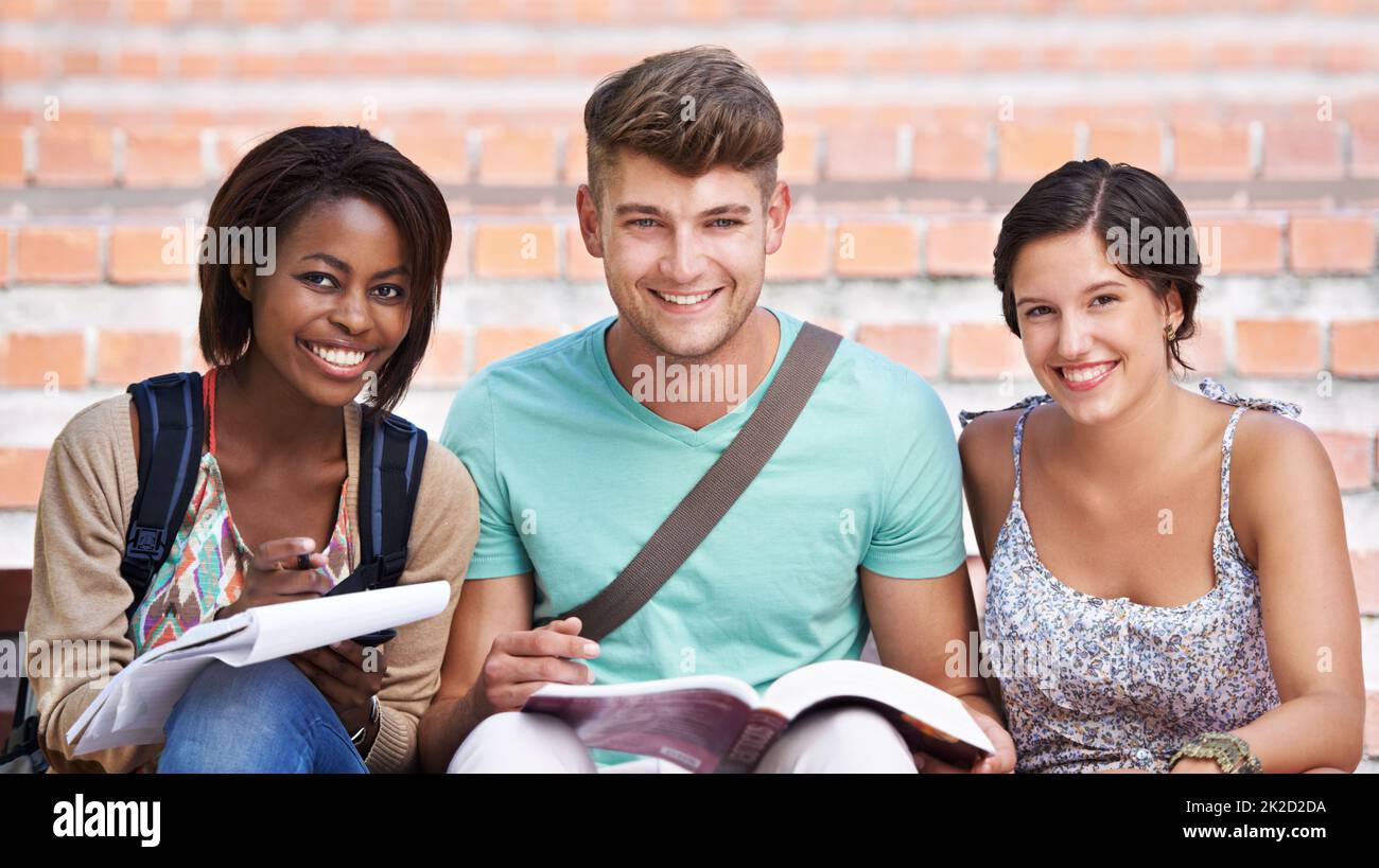 Smiling college students outside hi-res stock photography and images ...