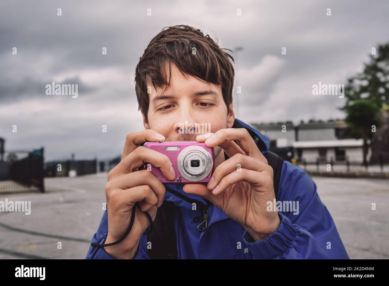 Photo young man holding hi-res stock photography and images - Alamy