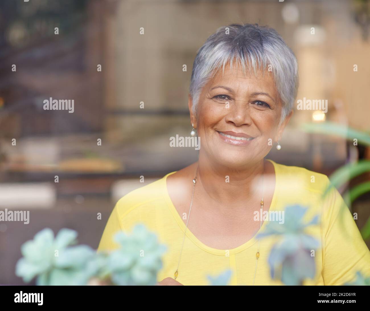 Beautiful woman from behind hi-res stock photography and images - Alamy