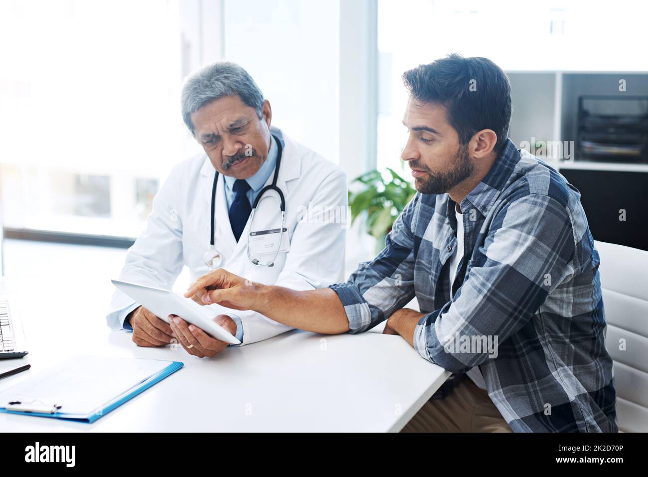 Doctor office discussion hi-res stock photography and images - Alamy