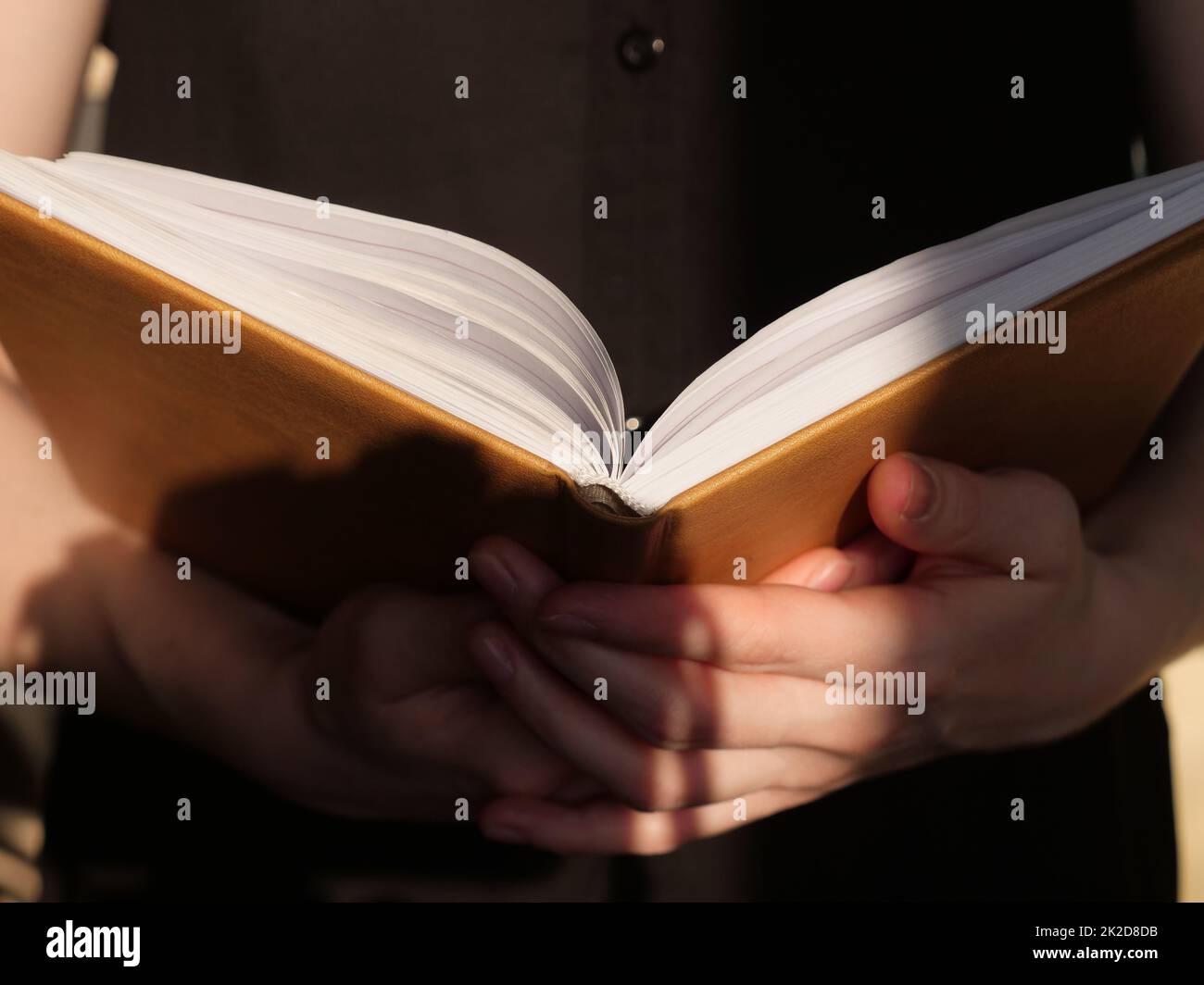 Hands open book hi-res stock photography and images - Alamy