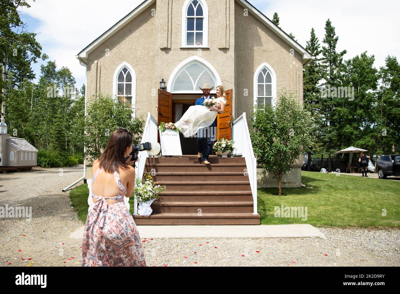 Young women out walking together hi-res stock photography and images ...
