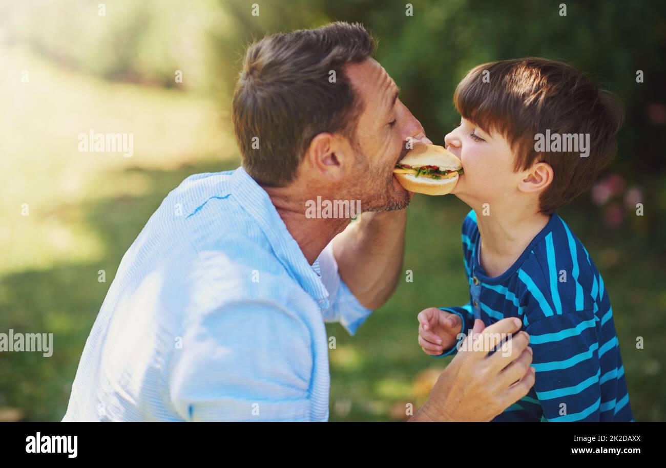 Children eating burger hi-res stock photography and images - Alamy