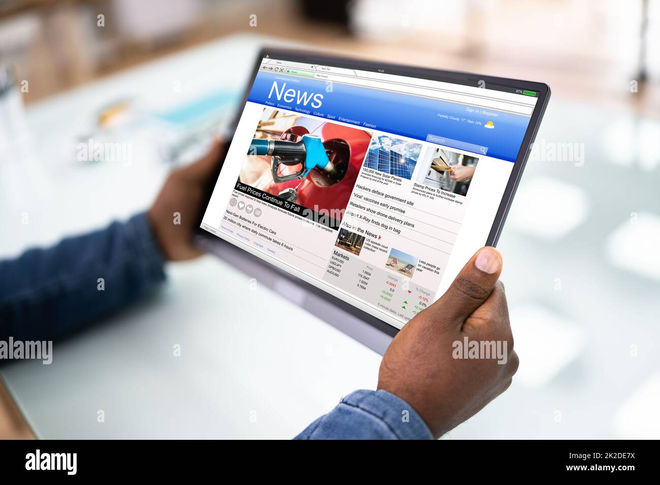 Newspaper article hi-res stock photography and images - Alamy