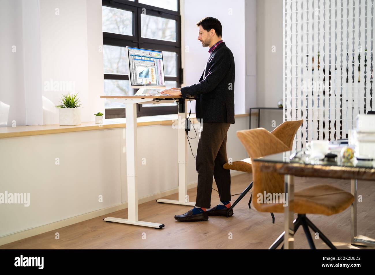 Stand office hi-res stock photography and images - Alamy