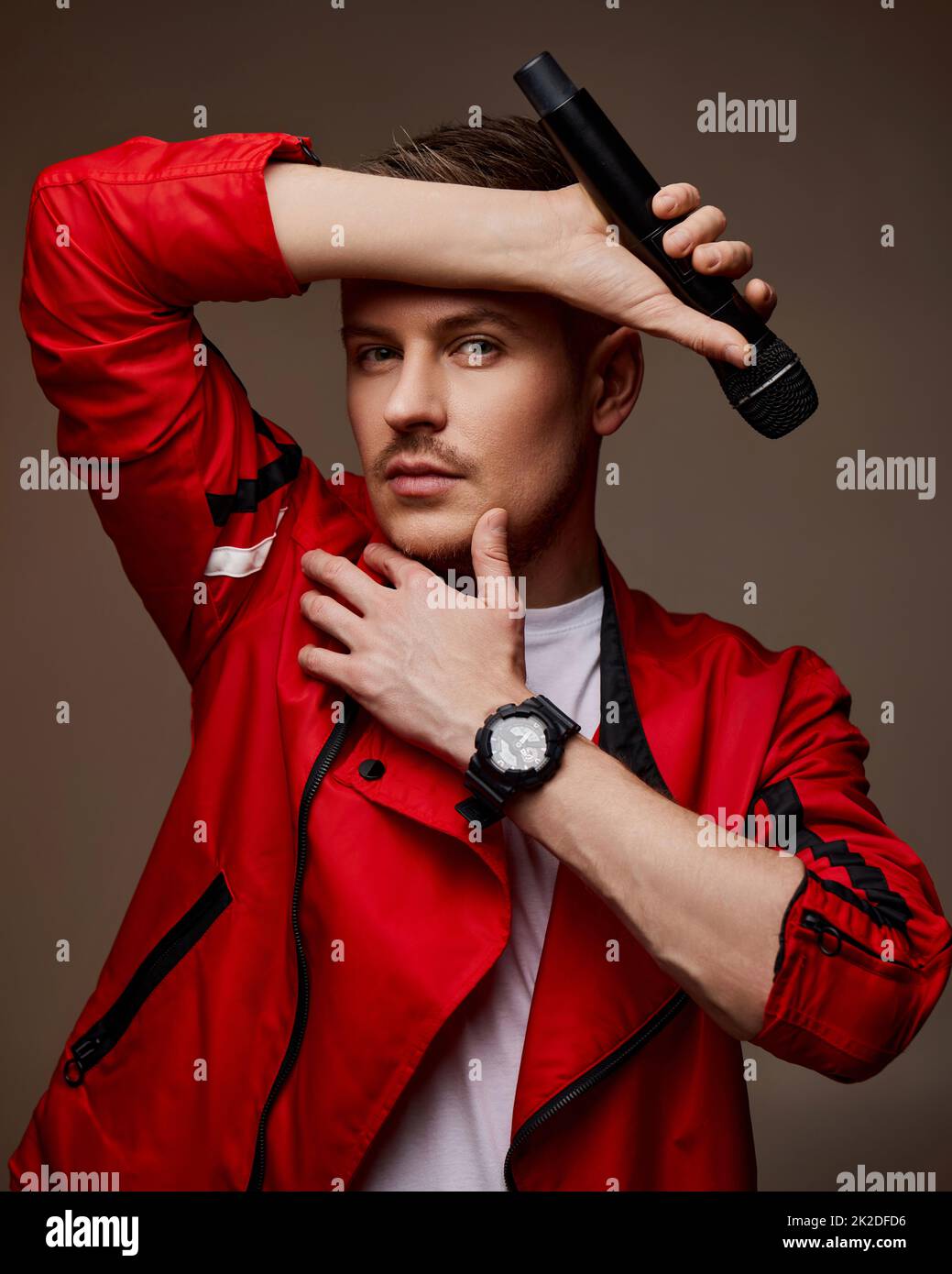 Singer microphone hand hi-res stock photography and images - Alamy