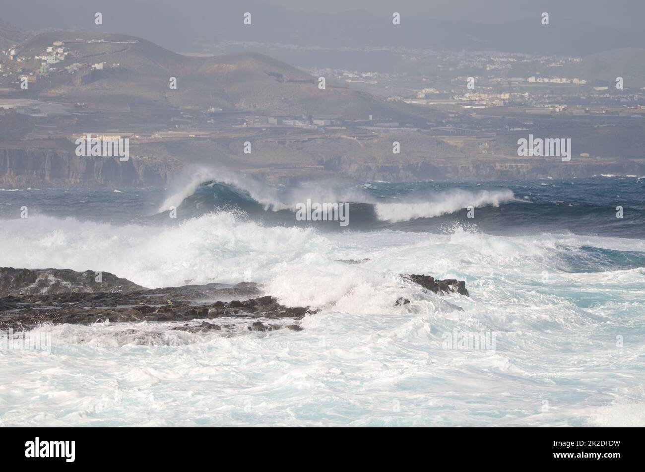 Breaking waves at rocky shore hi-res stock photography and images - Alamy