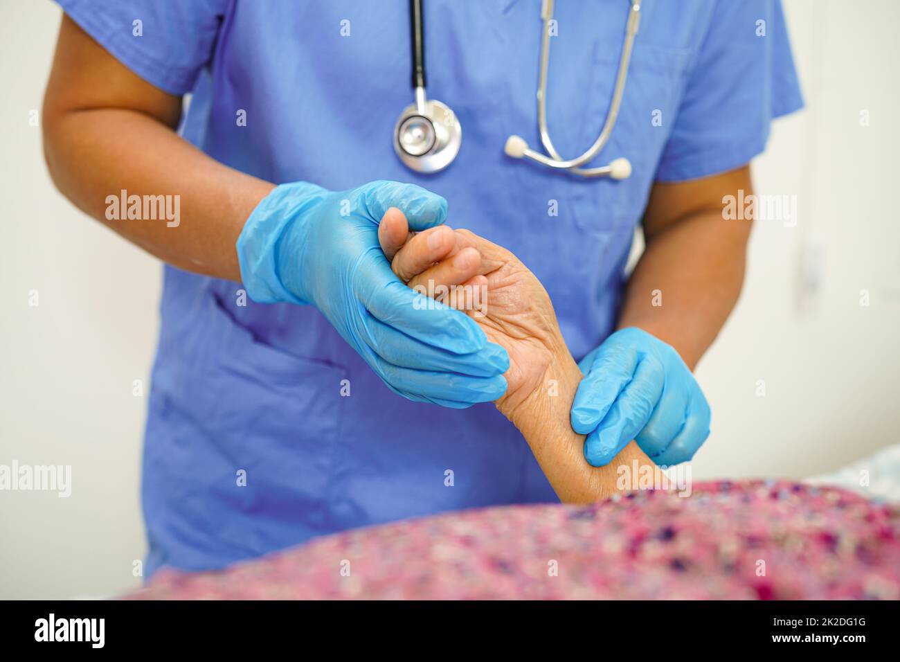 Doctor check Asian elder senior woman patient wearing a mask for ...