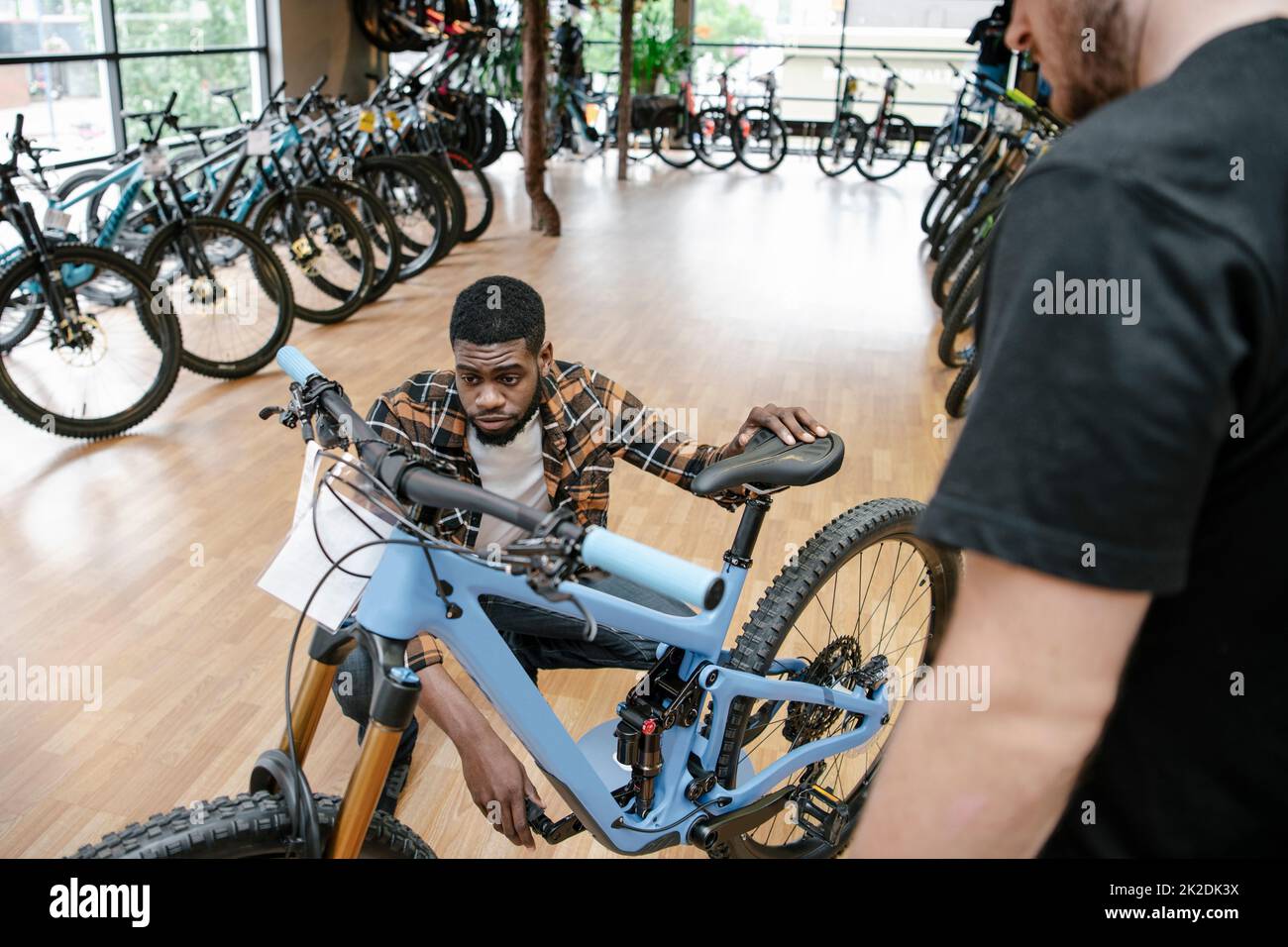 Black man mountain bike hi-res stock photography and images - Alamy