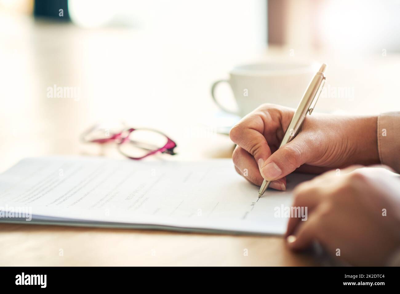 Sign the dotted line hi-res stock photography and images - Alamy