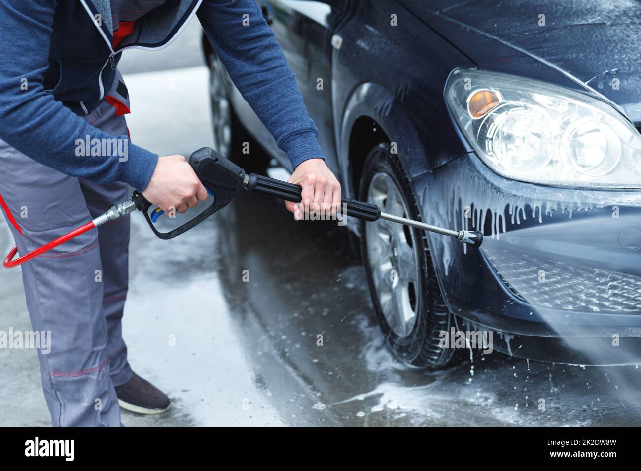 Car wash worker is washing client's car Stock Photo - Alamy