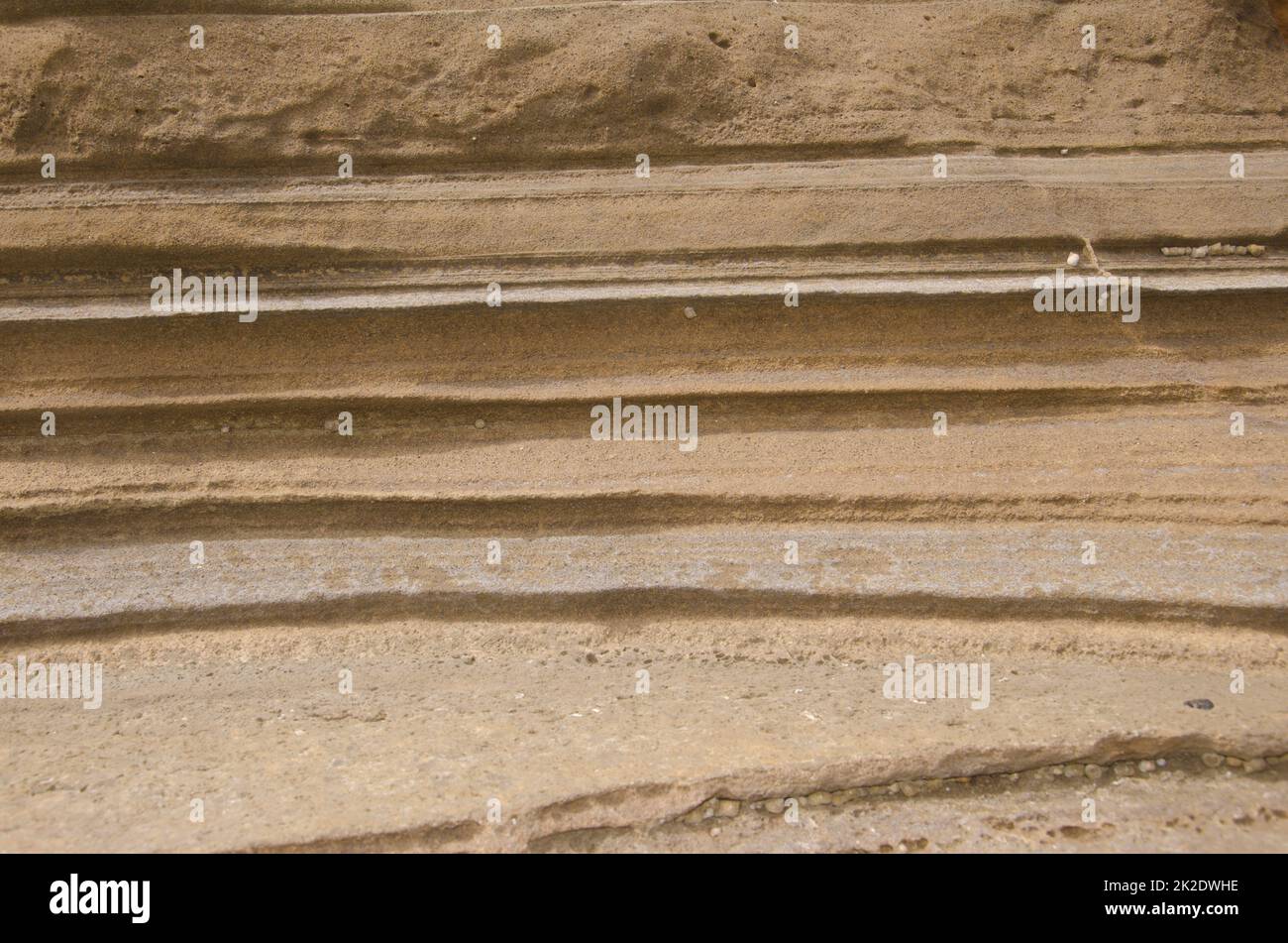Rock surface showing different strata Stock Photo - Alamy