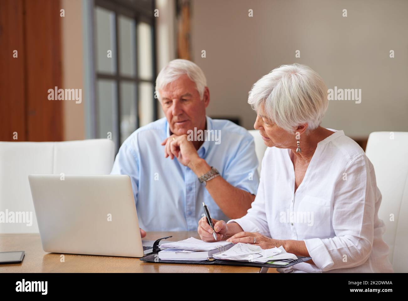 Senior couple paperwork hi-res stock photography and images - Alamy