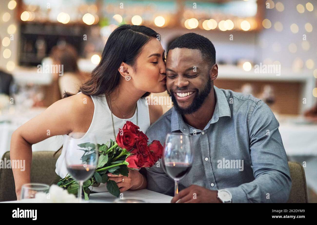 Night man woman female kissing hi-res stock photography and images - Alamy