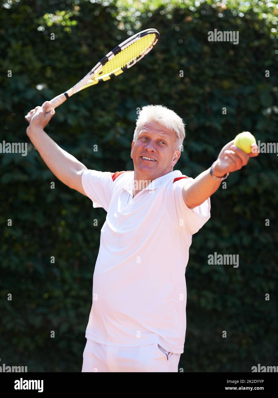 Old man tennis serve hi-res stock photography and images - Alamy