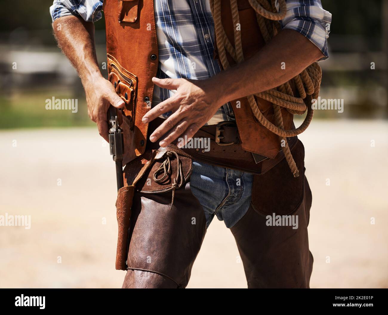 Cowboy drawing his gun hi-res stock photography and images - Alamy