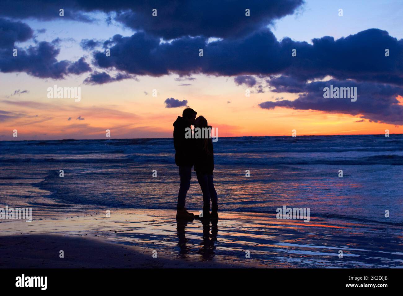 People kissing on a beach hi-res stock photography and images - Alamy