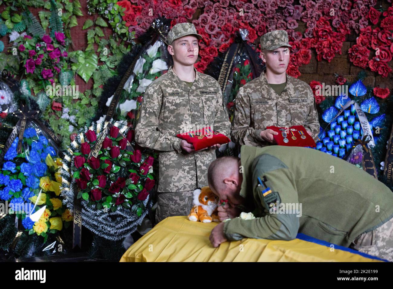 Kyiv, Ukraine. 16th Sep, 2022. Ukrainian serviceman mourns next to a ...