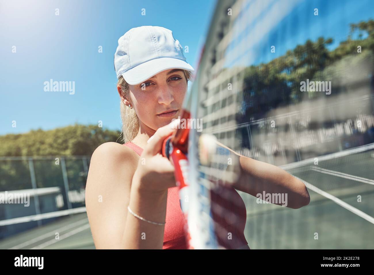 Tennis player alone on court hi-res stock photography and images - Alamy