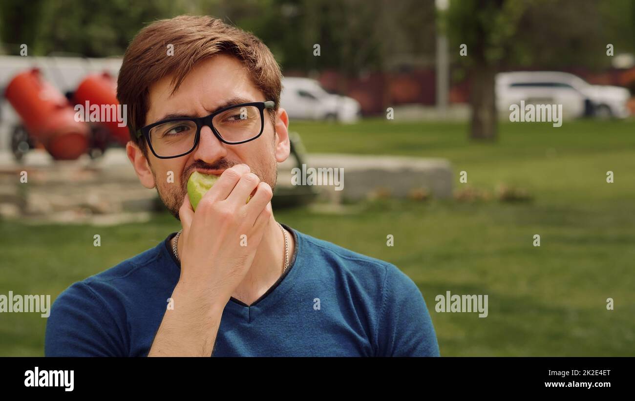 Man eating snack not woman hi-res stock photography and images - Alamy