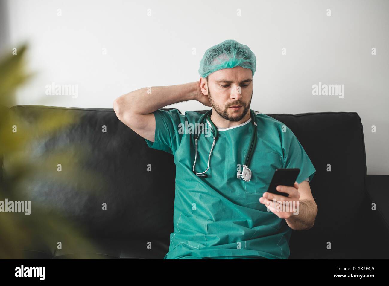 Doctor using smartphone healthcare online hi-res stock photography and ...
