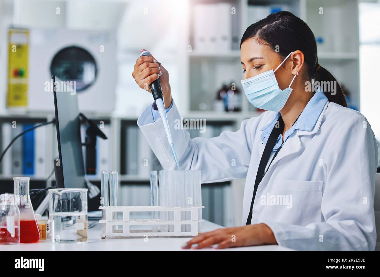 Laboratory employee female hi-res stock photography and images - Alamy