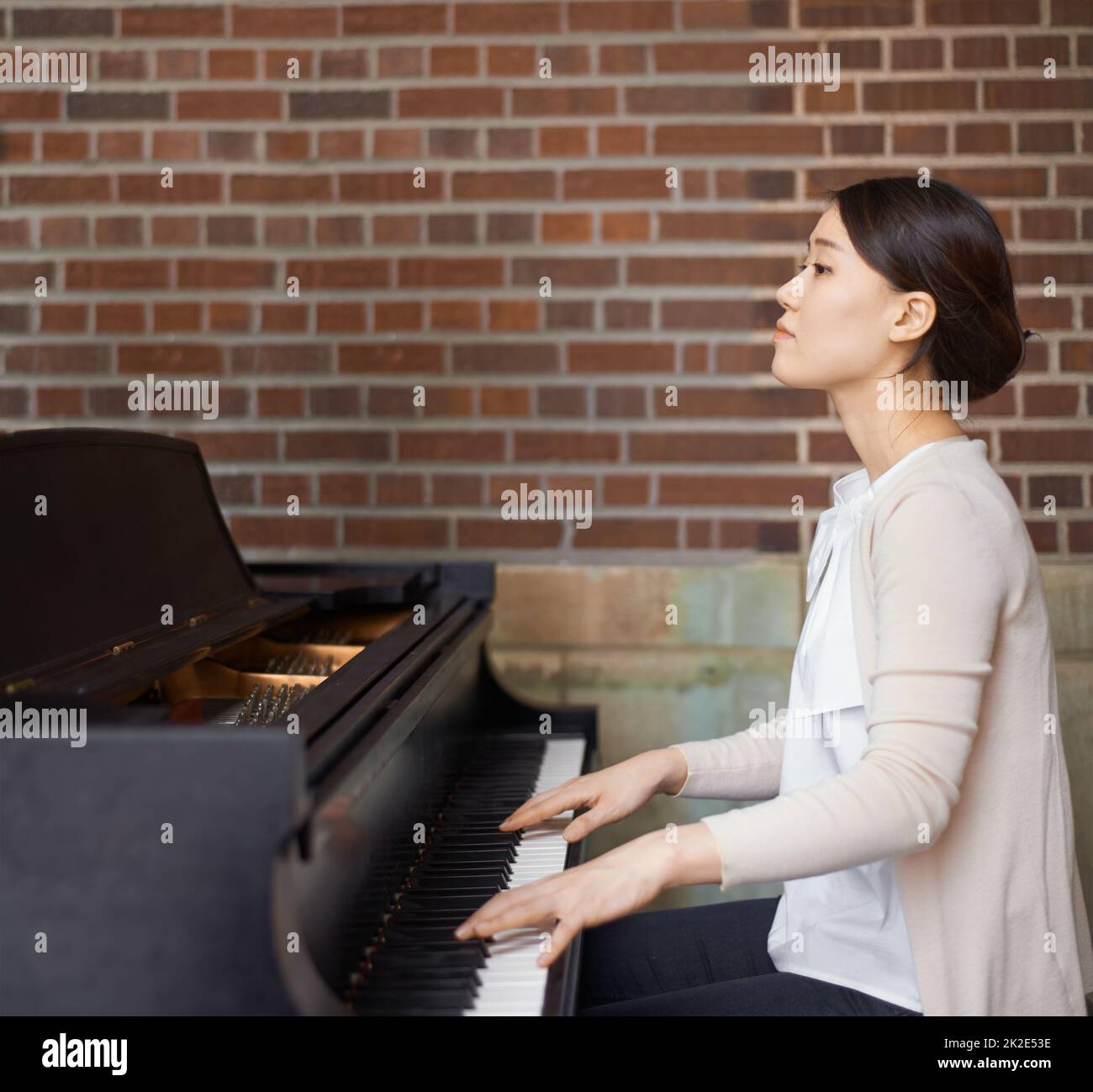 Back piano hi-res stock photography and images - Alamy