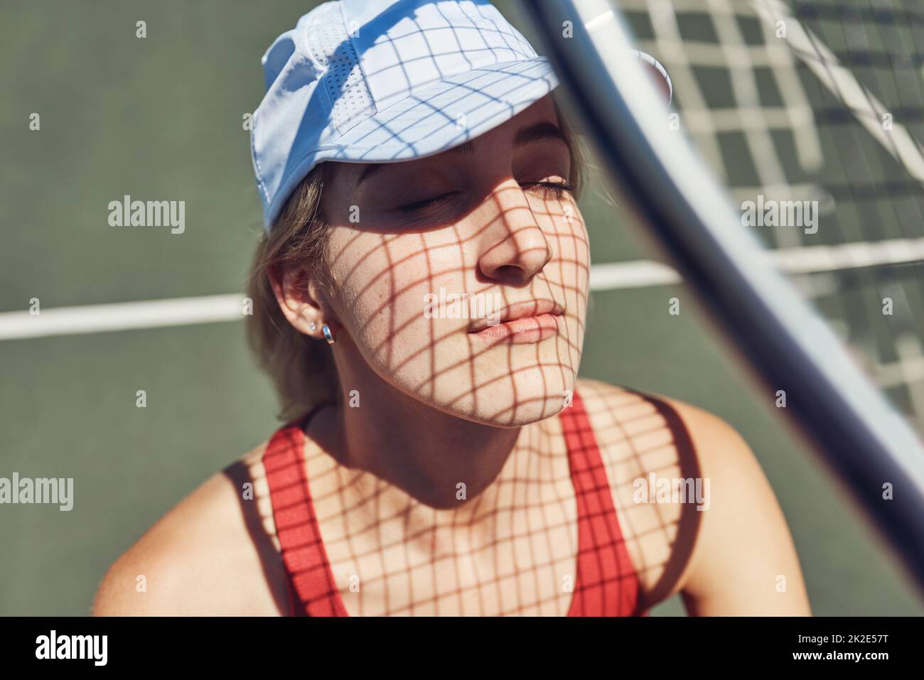 Tennis player alone on court hi-res stock photography and images - Alamy