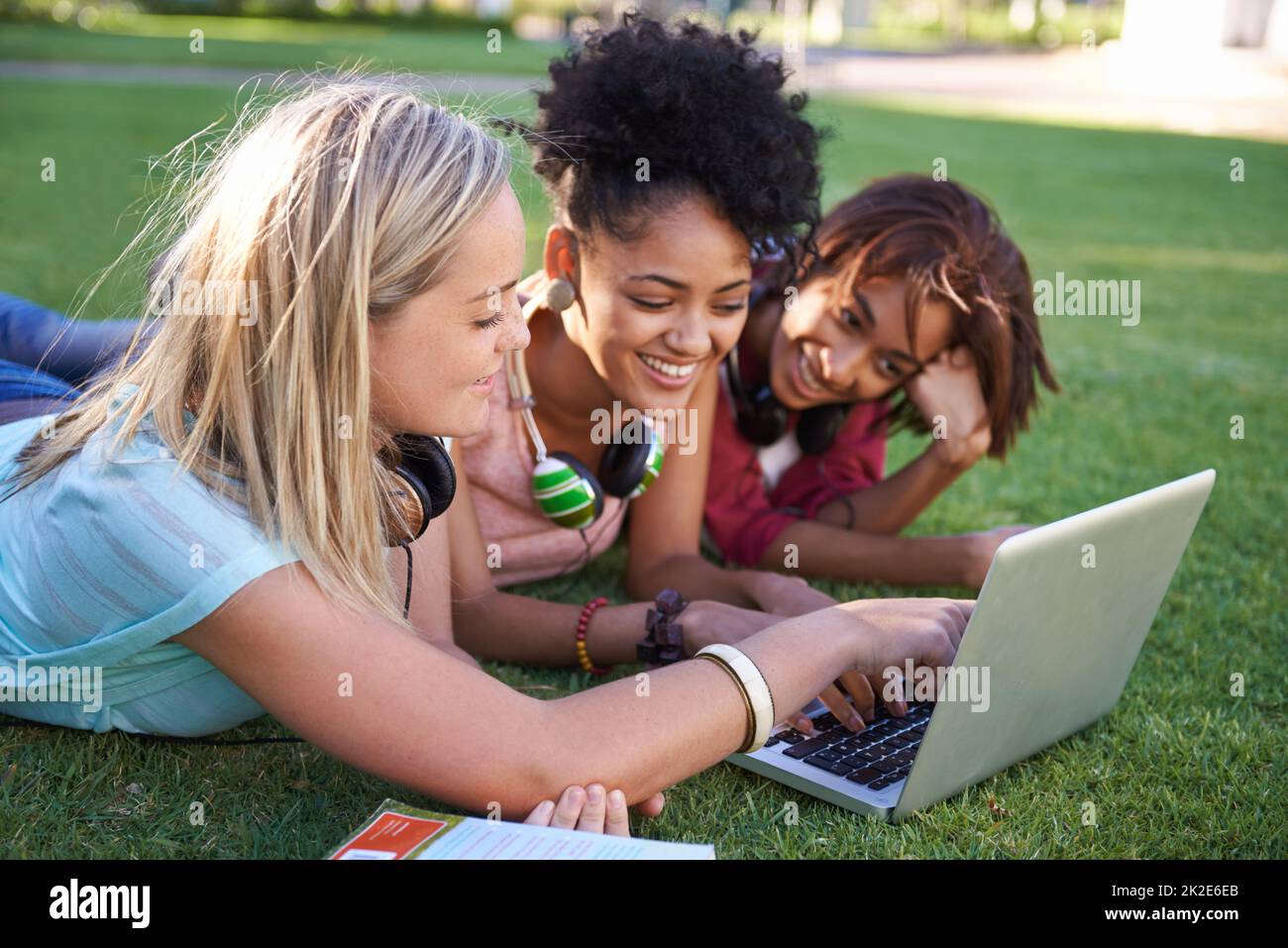 Students helping each other hi-res stock photography and images - Alamy