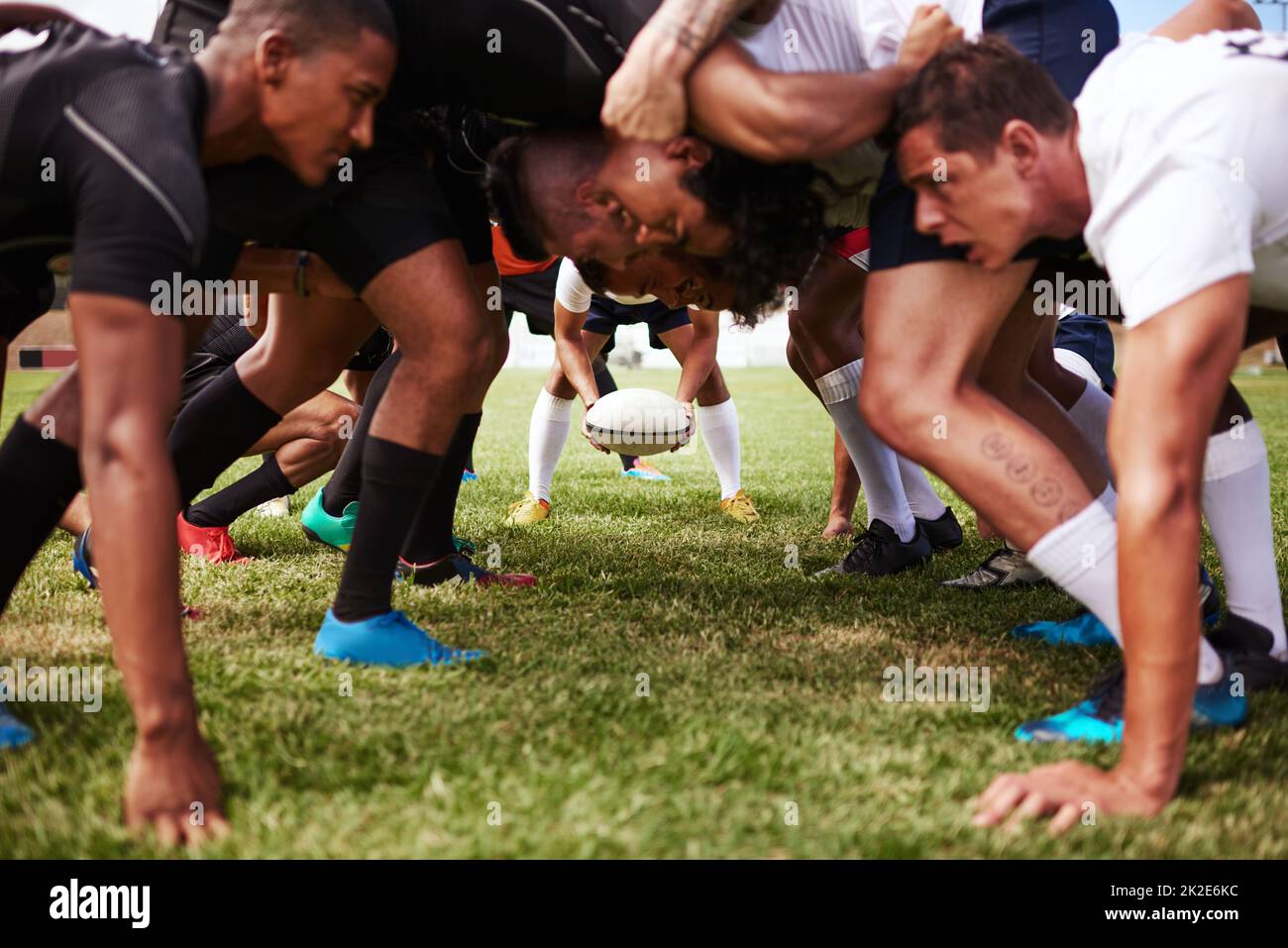 Group of people outside in a field hi-res stock photography and images ...