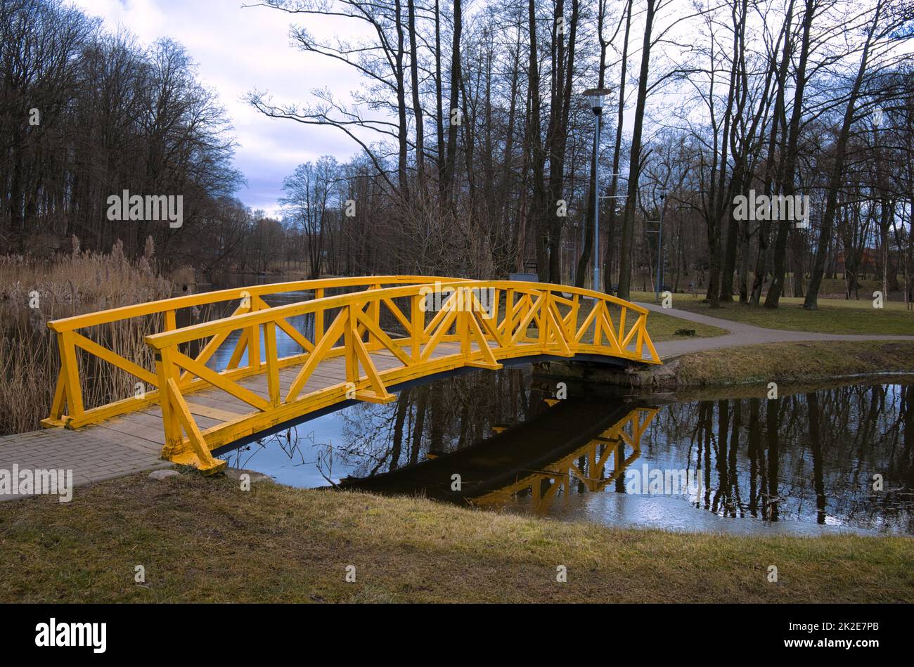 Empty arched wooden pedestrian bridge Stock Photo - Alamy
